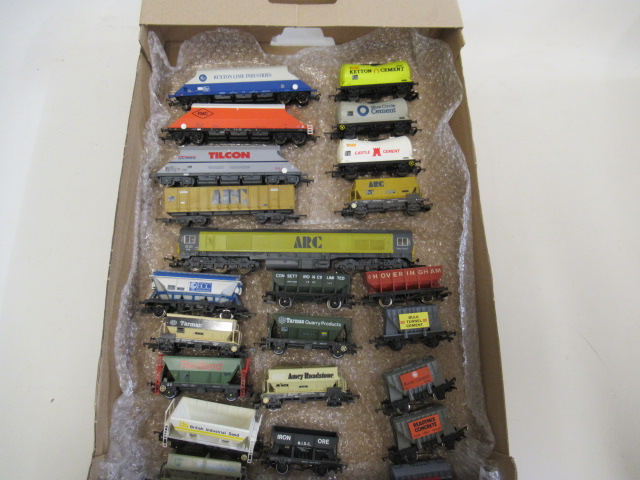 Lima class 59 arc locomotive and twenty two cement wagons by bachmann ...