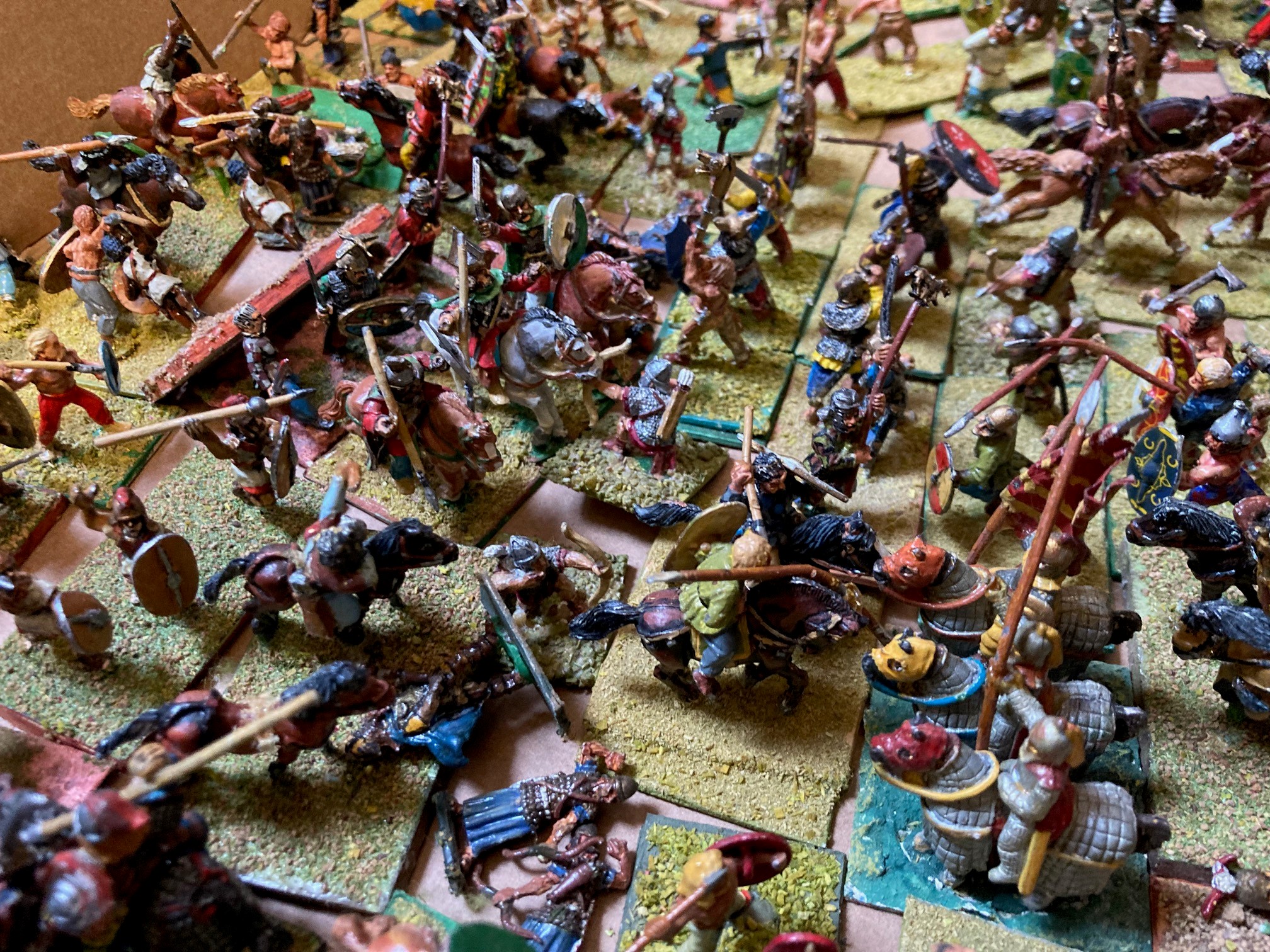 Large quantity of 25mm war gaming figures comprising roman soldiers ...