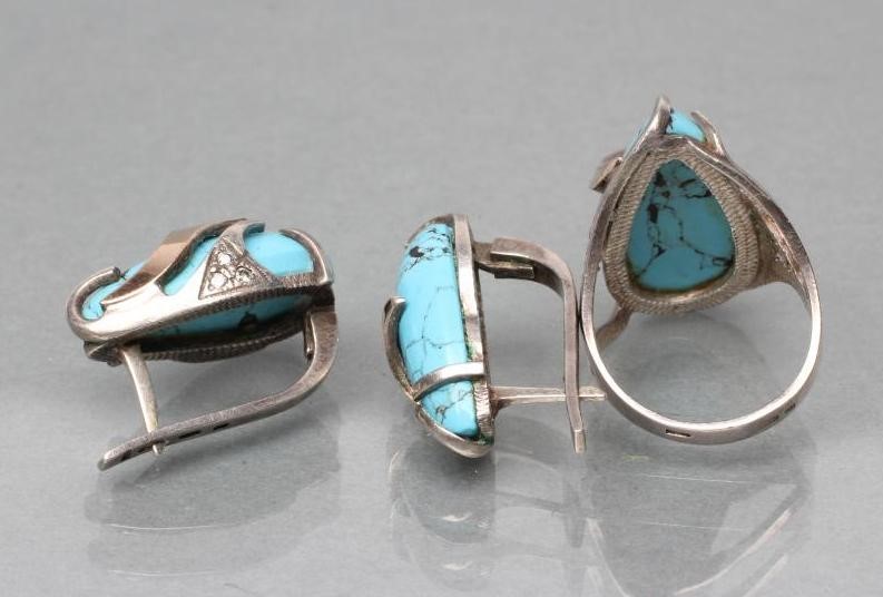 A turquoise matrix ring | Hartleys Auctioneers & Valuers