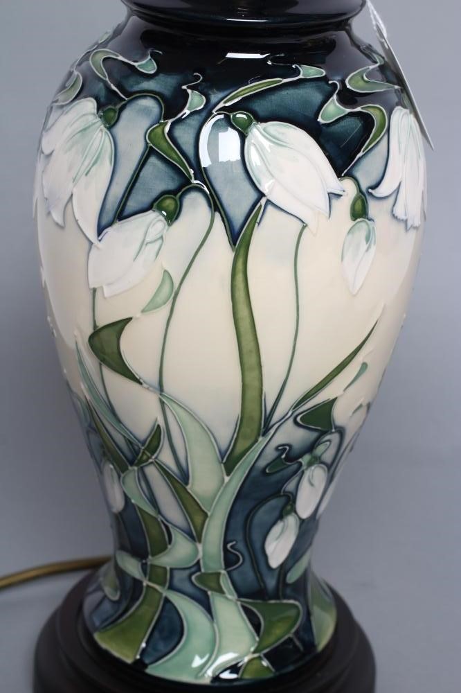 A moorcroft pottery snowdrop pattern electric table lamp base ...