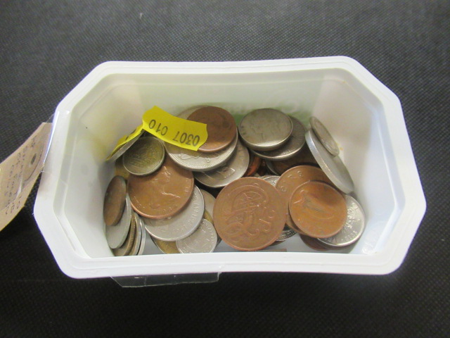 Small tub of world coins | Hartleys Auctioneers & Valuers