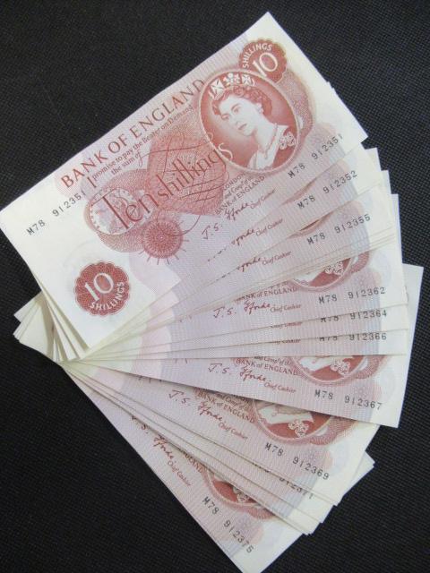 Twenty five mint 10 shilling bank notes with consecutive serial numbers ...