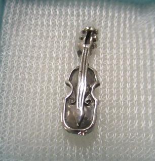 Silver violin brooch | Hartleys Auctioneers & Valuers