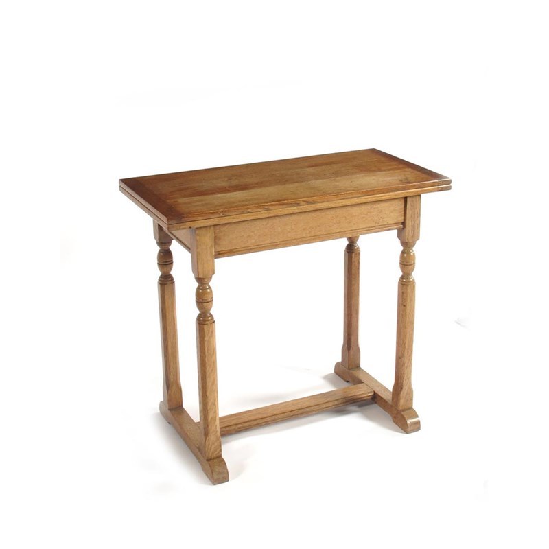 An oak card table | Woolley and Wallis