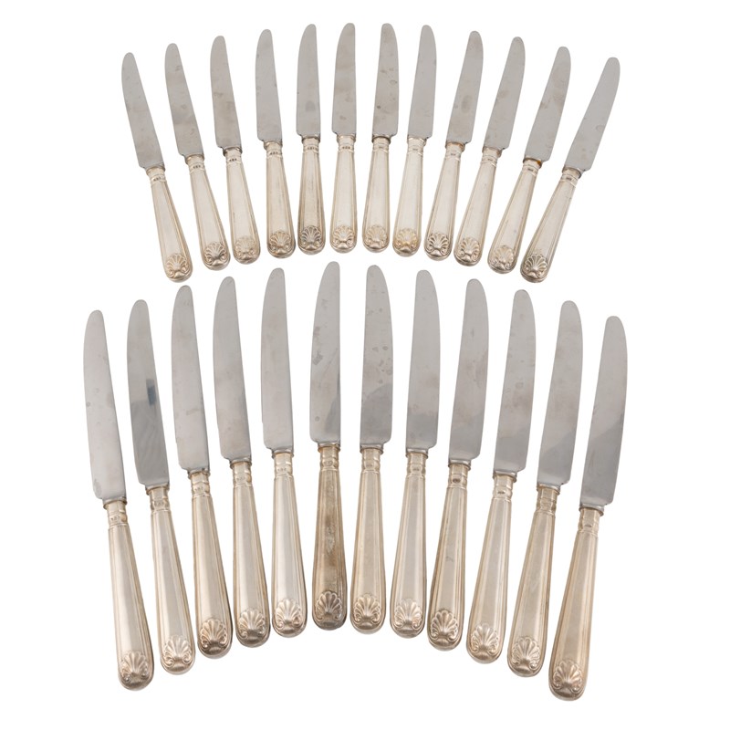 A set of twelve modern silver thread and shell pattern table knives and ...